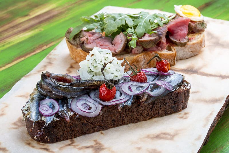 Bruschetta Com Carne Assada E Arenque Pequeno Imagem de Stock - Imagem ...
