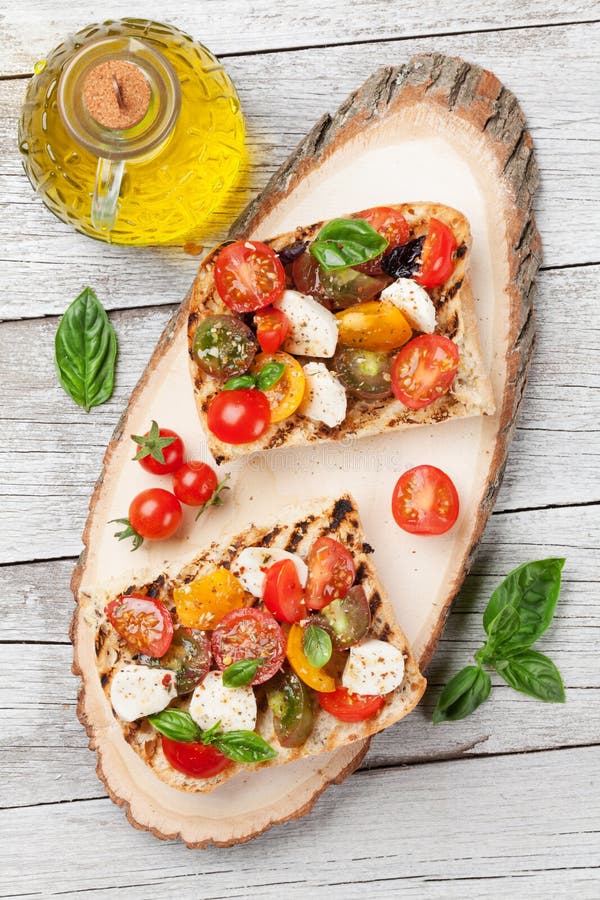 Bruschetta Mit Tomaten, Mozzarella Und Basilikum Stockfoto - Bild von ...
