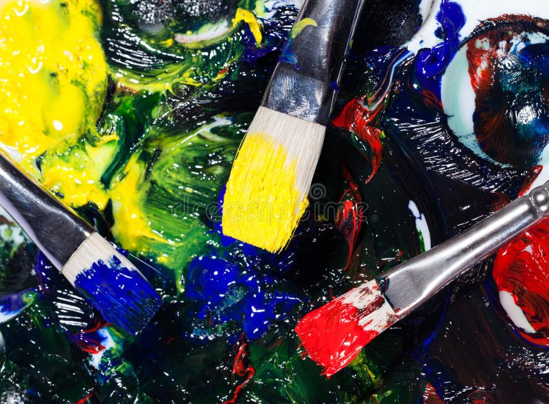 Brushs Con I Tubi Di Pittura Colori Misti Di Una Tavolozza Immagine ... Brushs Con I Tubi Di Pittura Colori Misti Di Una Tavolozza Immagine ...