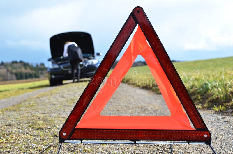 Bruten bil och triangel fotografering för bildbyråer. Bild av autonom ...