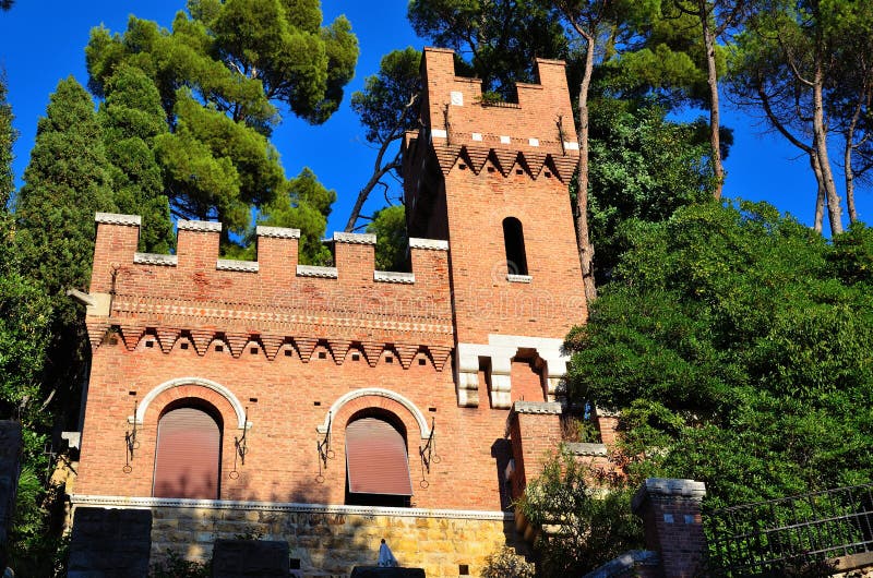 Bruzzzo di Castel immagine stock. Immagine di centro - 21875809