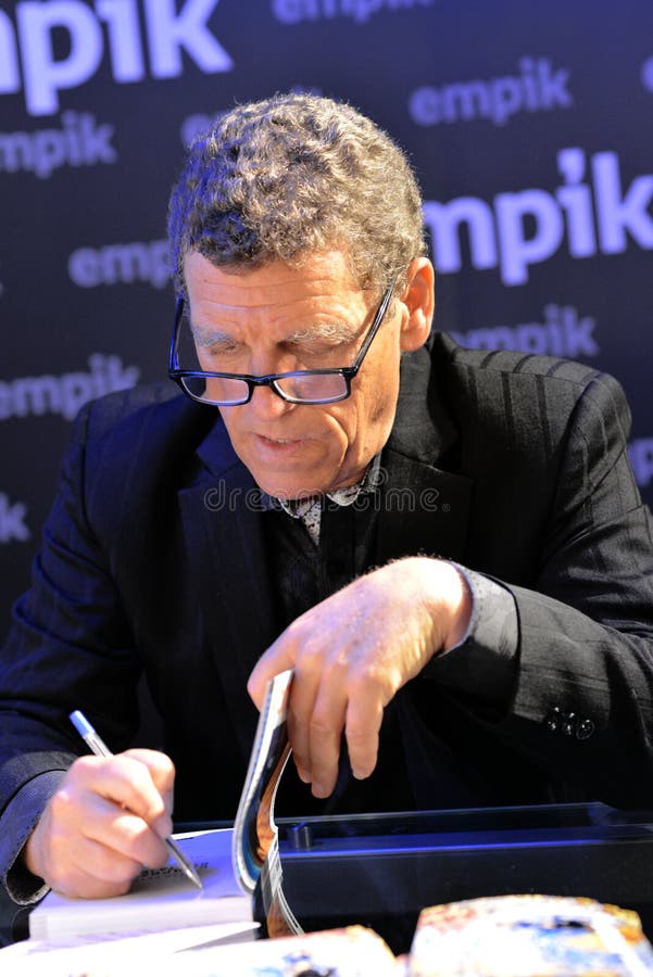 Bryan Peterson Firma Sus Libros En Varsovia Foto editorial - Imagen de ...