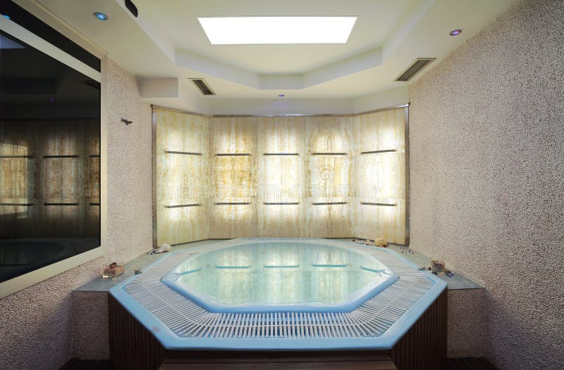Inomhus bubbelpool fotografering för bildbyråer. Bild av brunnsort ...