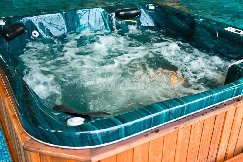 Utomhusjacuzzi arkivfoto. Bild av fallskärm, relax, bubbelpool - 10113658
