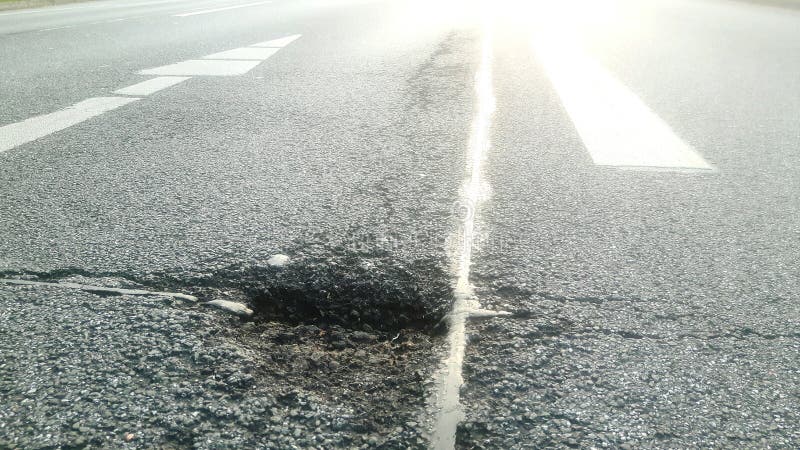 Una Buca Per Strada Un Buco Nel Terreno Con Silhouette Di Foglie Verdi ...