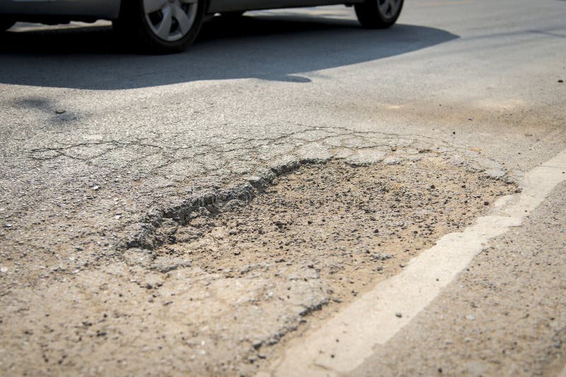 Una Buca Per Strada Un Buco Nel Terreno Con Silhouette Di Foglie Verdi ...