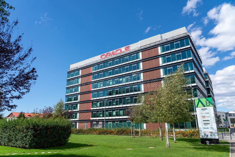 Bucarest Romania 10022022 : Edificio De La Sede De Oracle En Bucarest ...