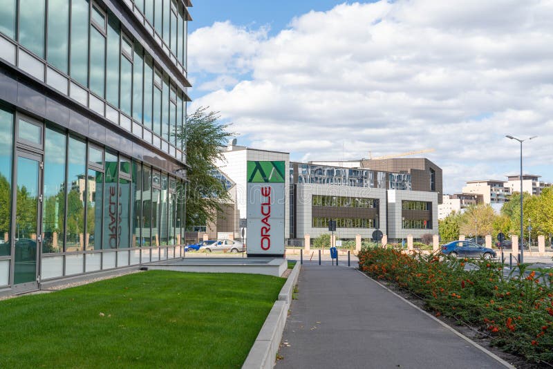 Bucarest Romania 10022022 : Edificio De La Sede De Oracle En Bucarest ...