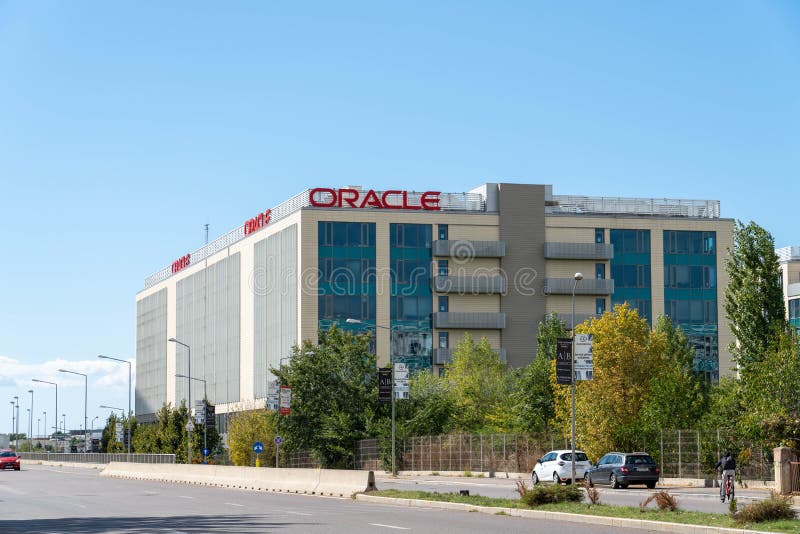 Bucarest Romania 10022022 : Edificio De La Sede De Oracle En Bucarest ...