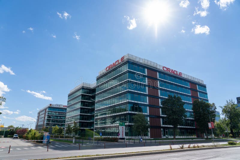 Bucarest Romania 10022022 : Edificio De La Sede De Oracle En Bucarest ...