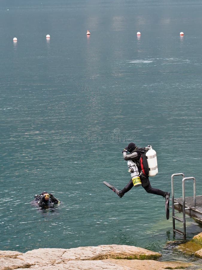 Buceadores En El Lago Garda, Italia Foto de archivo editorial - Imagen ...