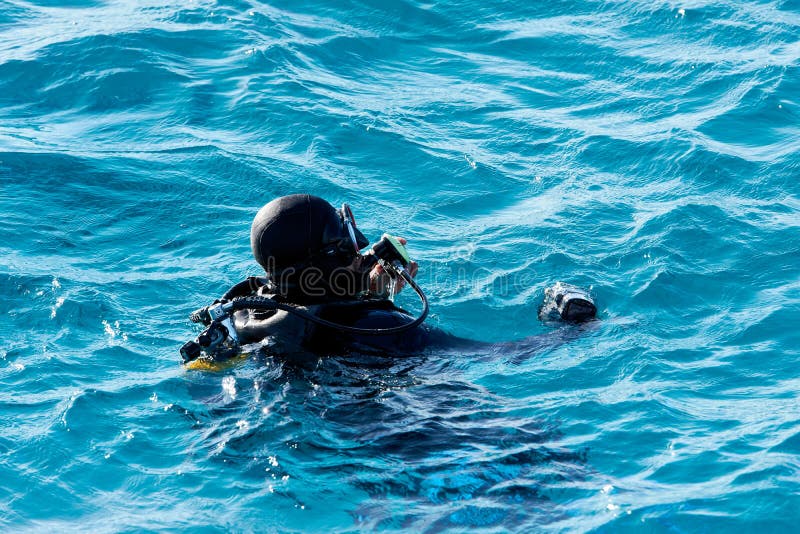 Buceadores en el Mar Rojo foto editorial. Imagen de paisaje - 104917176