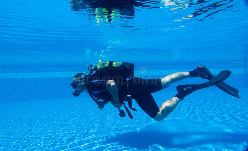 Buceo con escafandra imagen de archivo. Imagen de aprenda - 25194837