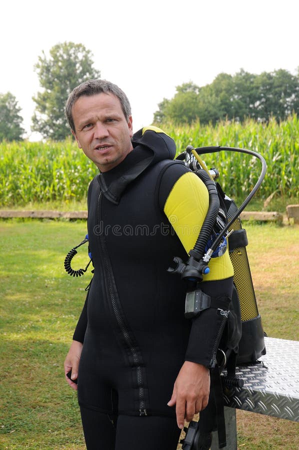 Buceo con escafandra foto de archivo. Imagen de ejercicio - 32780042