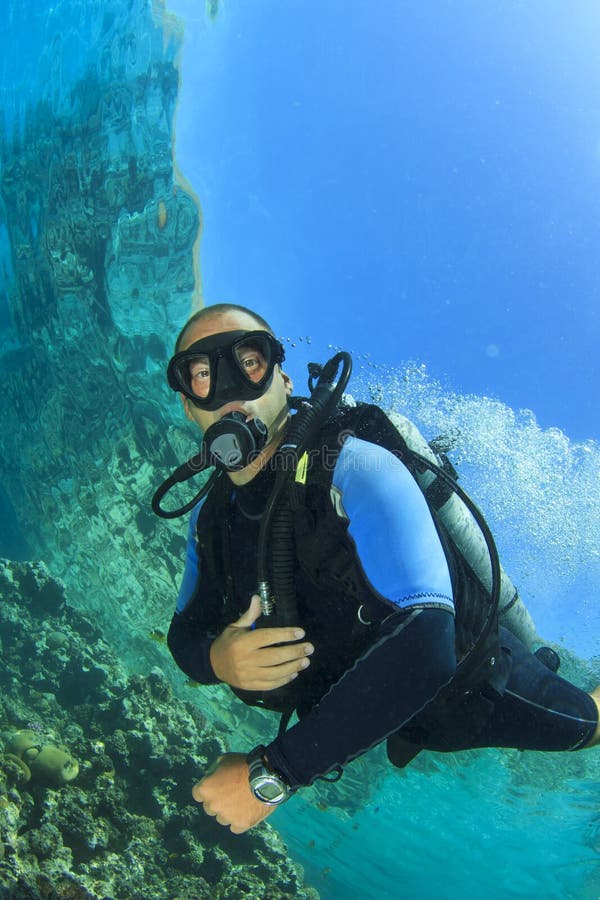 Buceo con escafandra imagen de archivo. Imagen de escoria - 39152651
