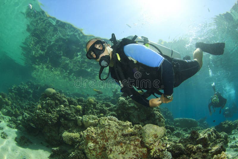 Buceo Con Escafandra En Los Mares Tropicales Foto de archivo - Imagen ...