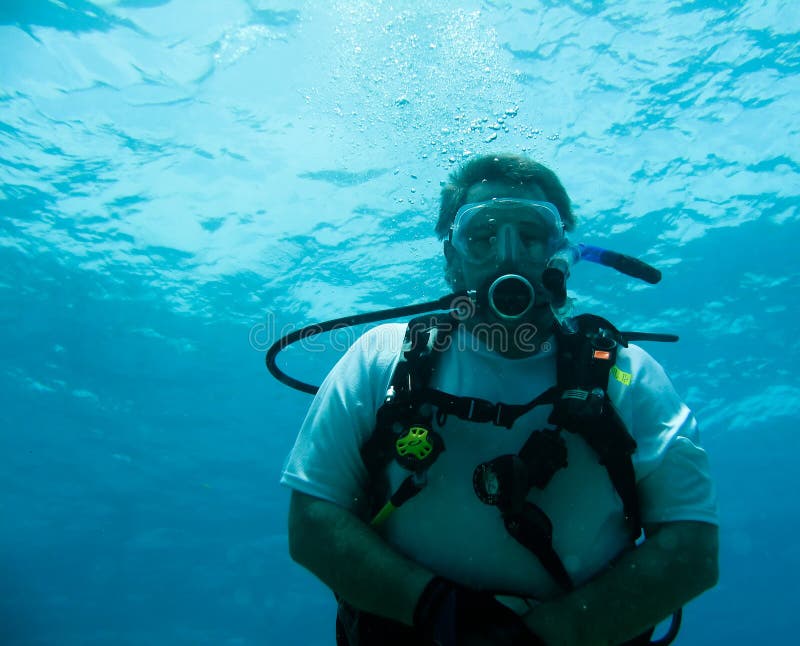 Buceo con escafandra imagen de archivo. Imagen de agua - 6116737
