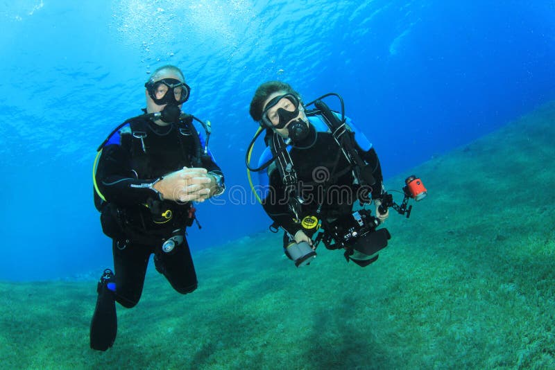 Buceo Con Escafandra De Los Pares Foto de archivo - Imagen de fondo ...