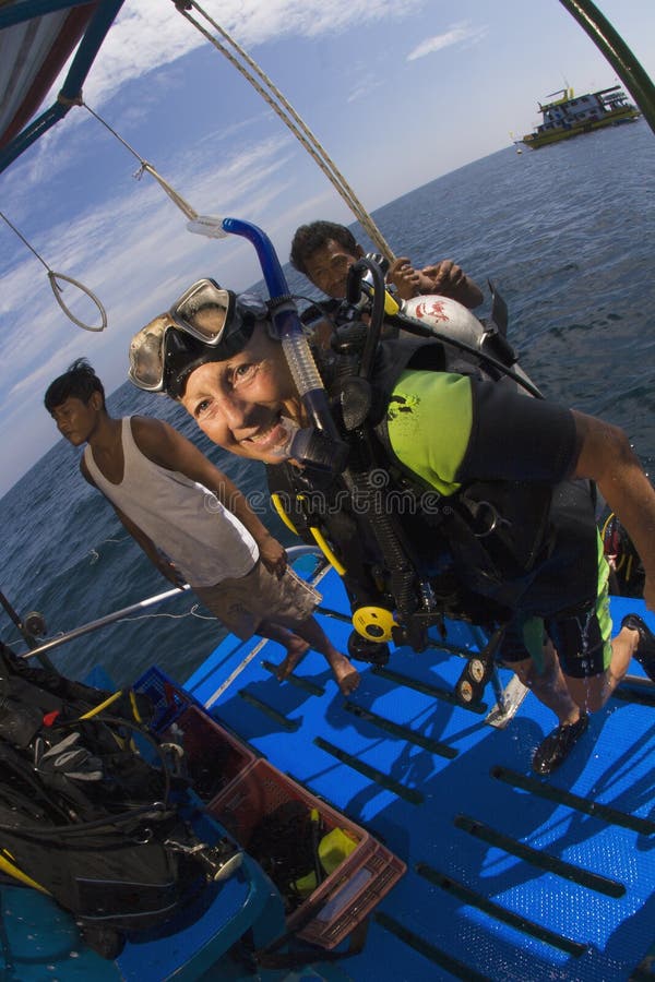 Buceo Con Escafandra En Tailandia Fotografía editorial - Imagen de ...