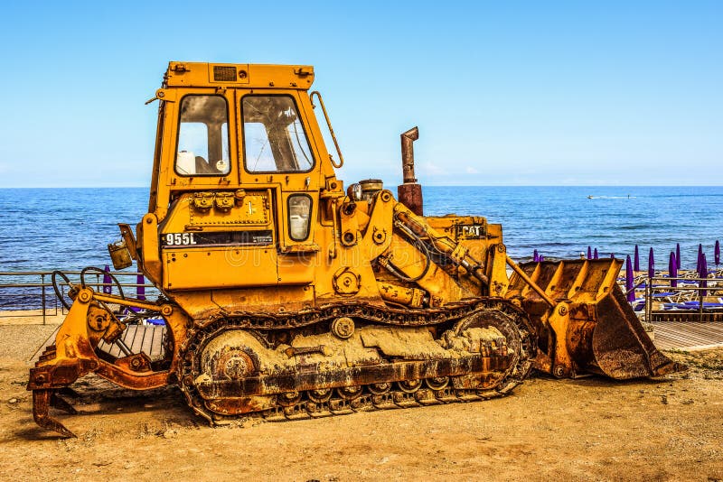 Bucket, Bulldozer, Engine Picture. Image: 109897019