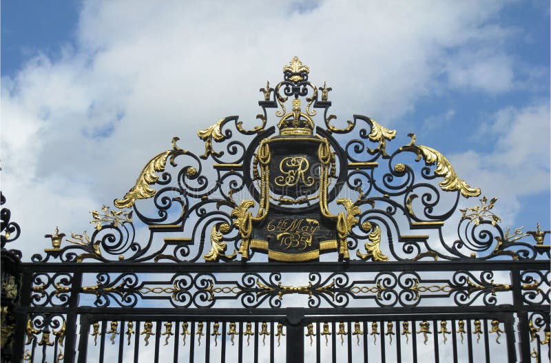 Buckingham Palace Gate stock photo. Image of luxury, london - 14214822