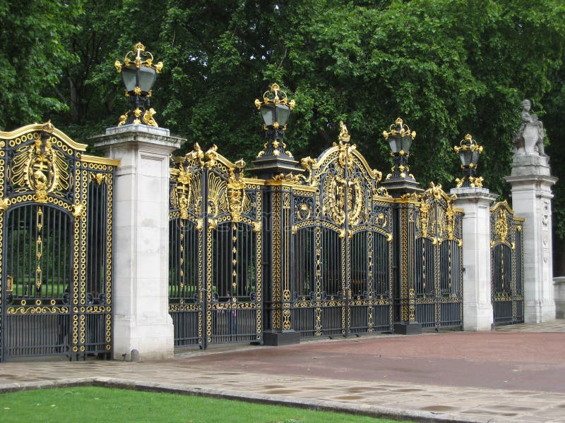 Buckingham Palace Gate stock image. Image of guard, england - 4368809