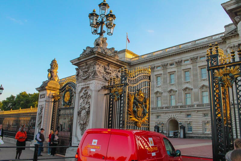 Buckingham Palace editorial stock photo. Image of people - 55710983