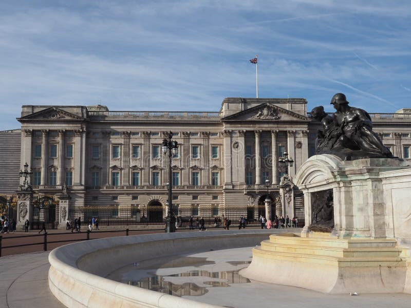 Buckingham Palace in London Editorial Photography - Image of building ...