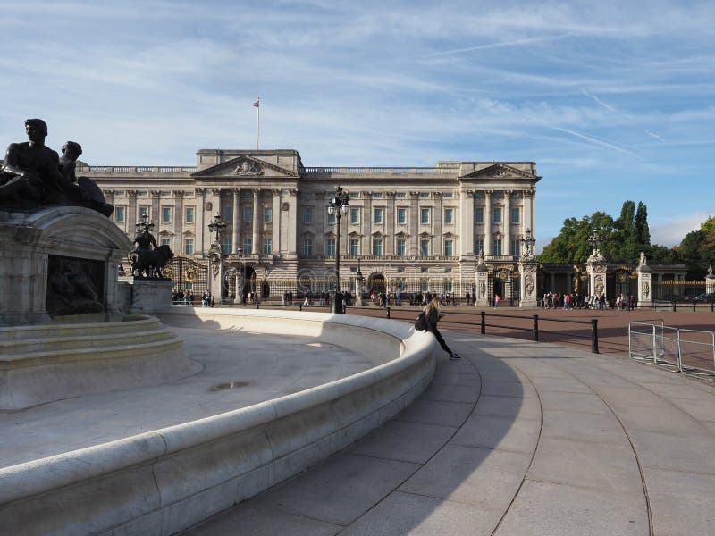 Buckingham Palace in London Editorial Photography - Image of ...