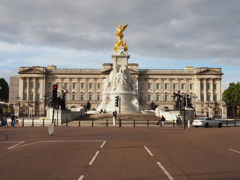 Buckingham Palace in London Editorial Photo - Image of city, editorial ...