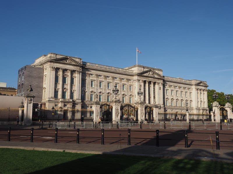 Buckingham Palace in London Editorial Photo - Image of english ...