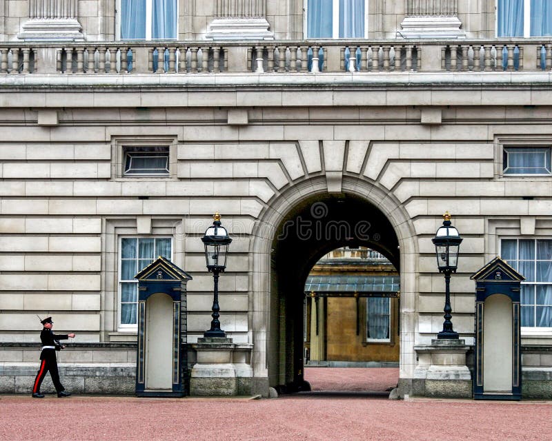 Buckingham Palace Sentry Guard Editorial Stock Image - Image of armed ...