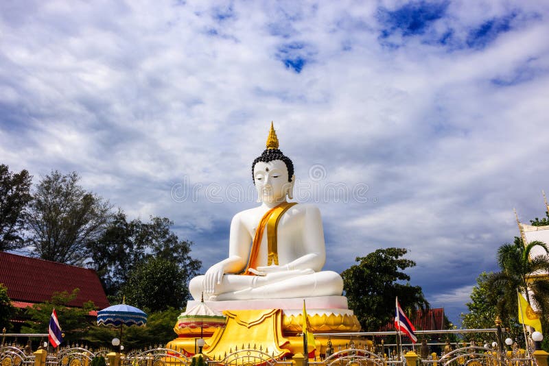 Buda Blanco En El Templo Tailandia De Dokkrai Imagen de archivo ...