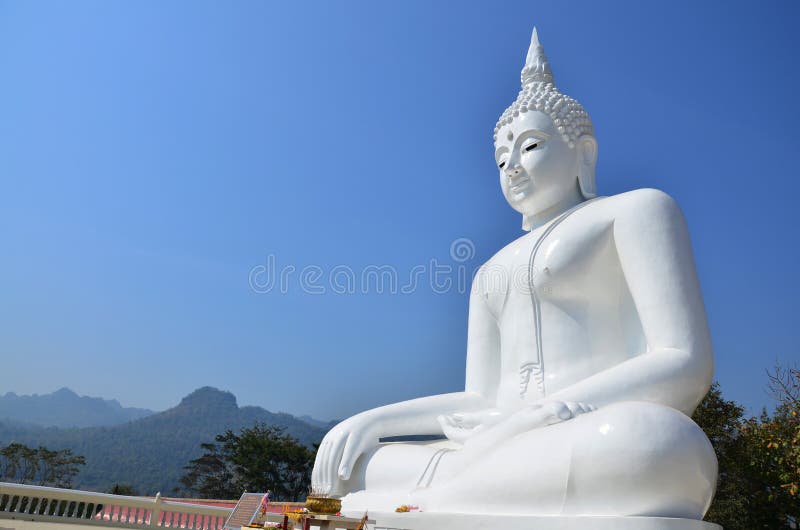 Buda Blanco En Kanchanaburi Tailandia Foto de archivo - Imagen de ...
