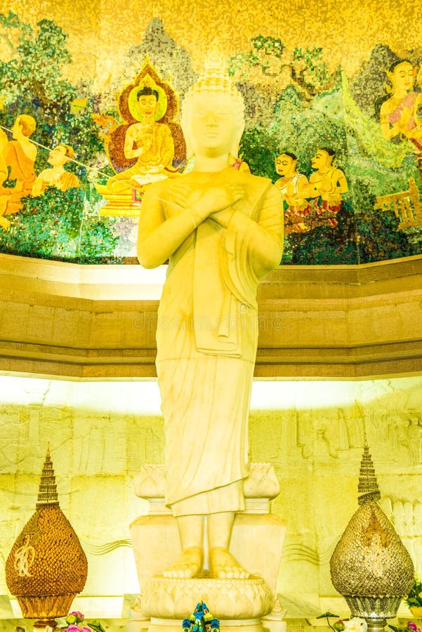 Buda Blanco Hermoso En El Parque Nacional De Doi Inthanon Foto de ...