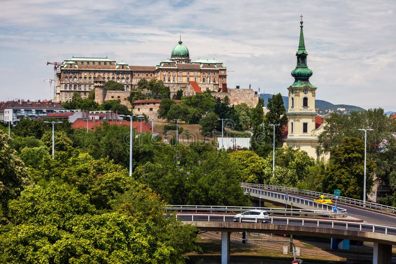 Buda Castle Y Iglesia Parroquial De Taban En Budapest Foto de archivo ...