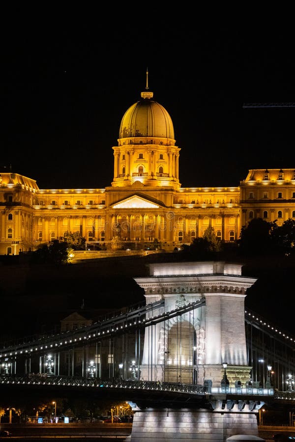 Illuminated Buda Castle and Chain Bridge Over the Danube at Night Stock ...
