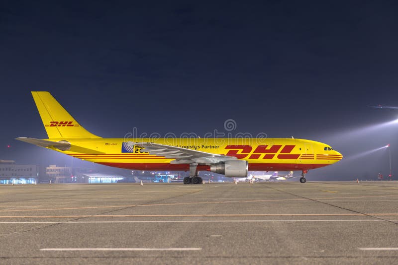 BUDAPEST UNGERN - MARS 5 - DHL Flygbuss A300 Redaktionell Arkivbild ...