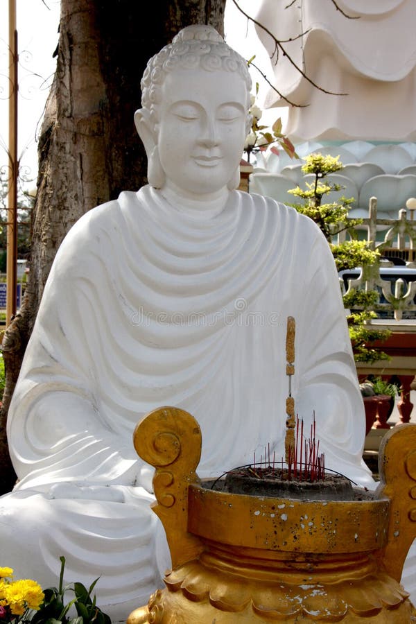 Biały Buddha Status Na Niebieskiego Nieba Tle Zdjęcie Stock - Obraz ...