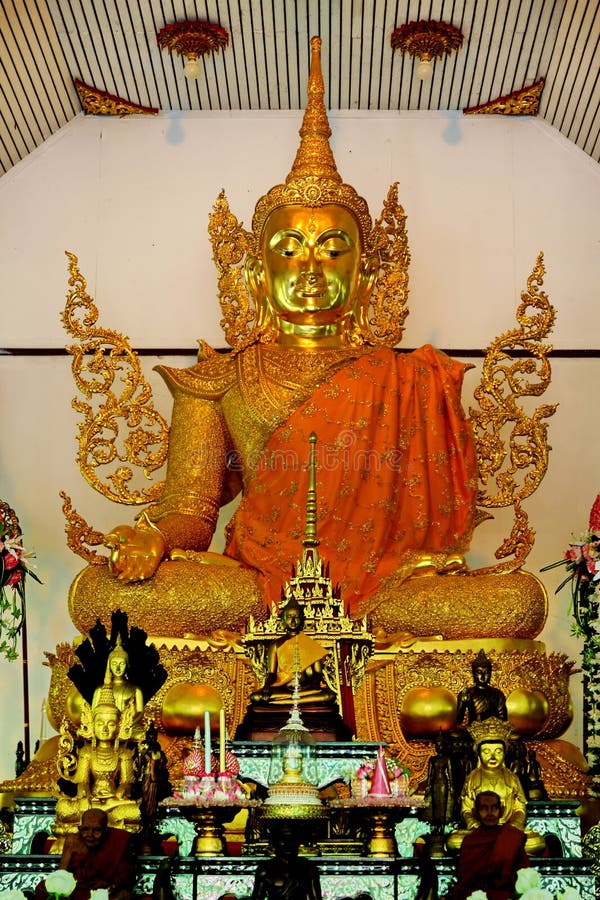 Buddha guld- staty arkivfoto. Bild av tropiskt, bakgrund - 52220942