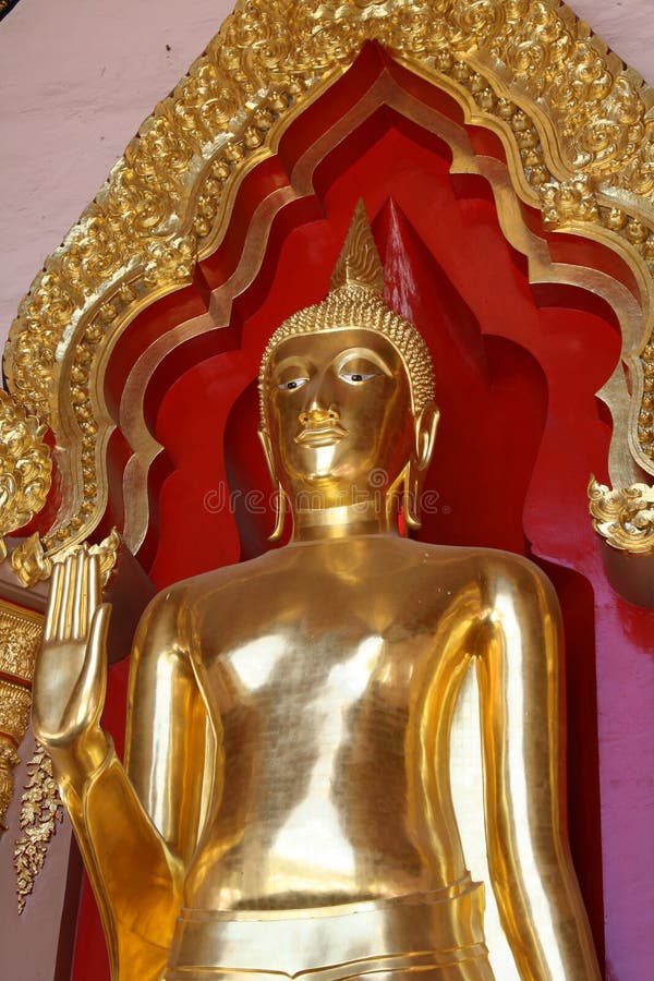 Guld- konst i thai tempel fotografering för bildbyråer. Bild av härlig ...