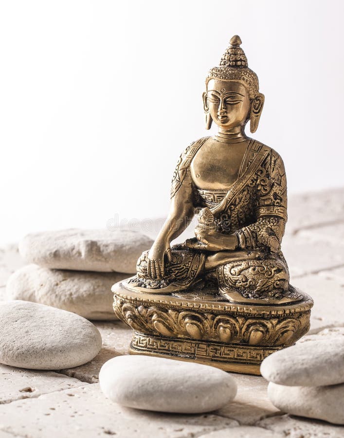 Buddha Per L'atteggiamento Di Zen Con Fondo Di Pietra Immagine Stock ... Buddha Per L'atteggiamento Di Zen Con Fondo Di Pietra Immagine Stock ...