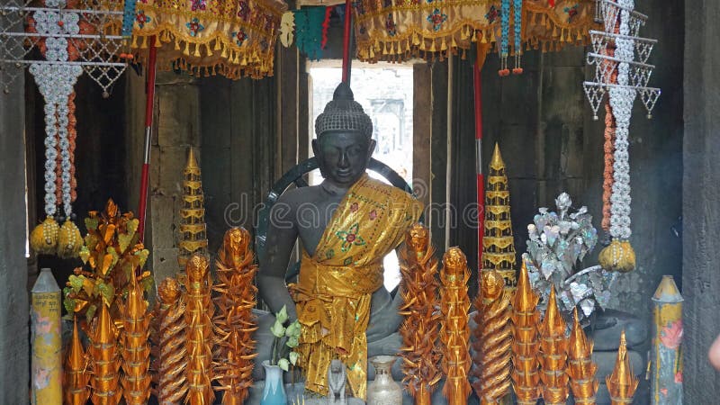 Buddha Statue in Angkor Wat Stock Photo - Image of siem, landmark ...