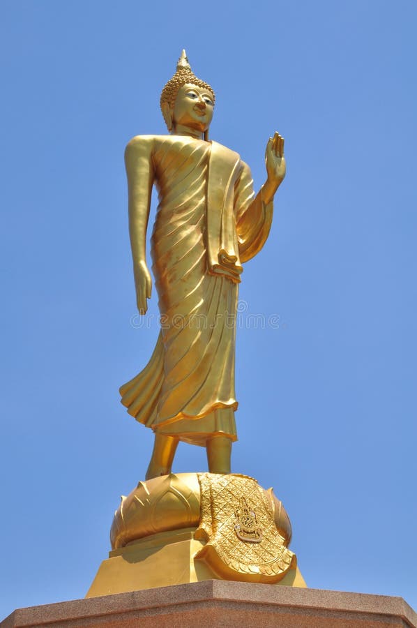 Stor Guld- Buddha Staty Med Hjulet Av Dhammaen Fotografering för ...
