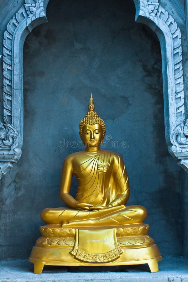 Liggande Buddha-staty fotografering för bildbyråer. Bild av thai - 20689019