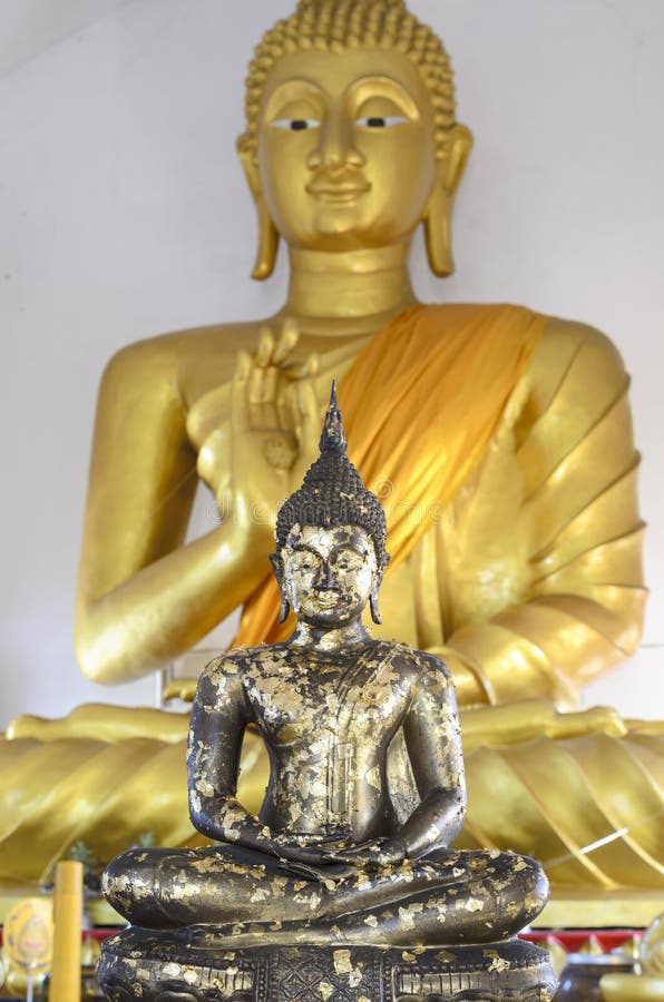 Vit Buddha-staty fotografering för bildbyråer. Bild av fridfullt - 46207953