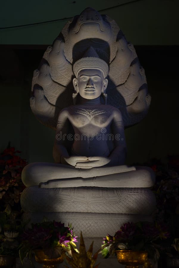 Buddha staty thailand redaktionell foto. Bild av stearinljus - 113026570