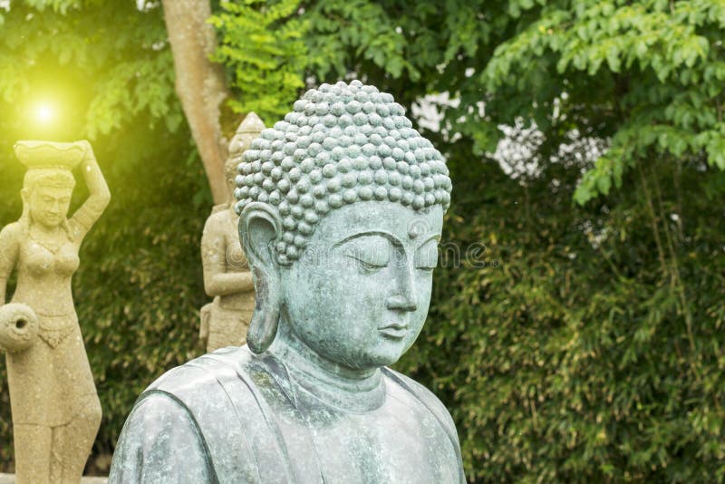 Buddhismus / Buddha Statue stock photo. Image of spirituality - 121429948