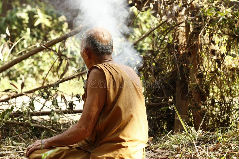 Monk sitting in prayer editorial photo. Image of nepal - 16848916