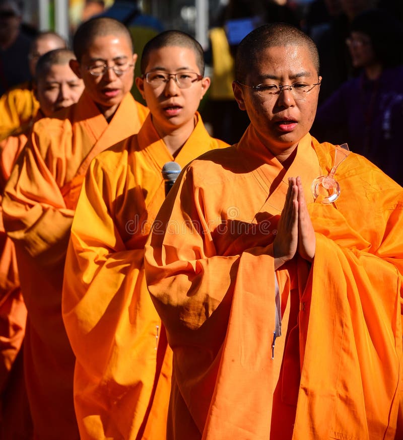 Buddhistische Mönche Kreuzen Den Nam Khan-Fluss Auf Einer Bambusbrücke ...